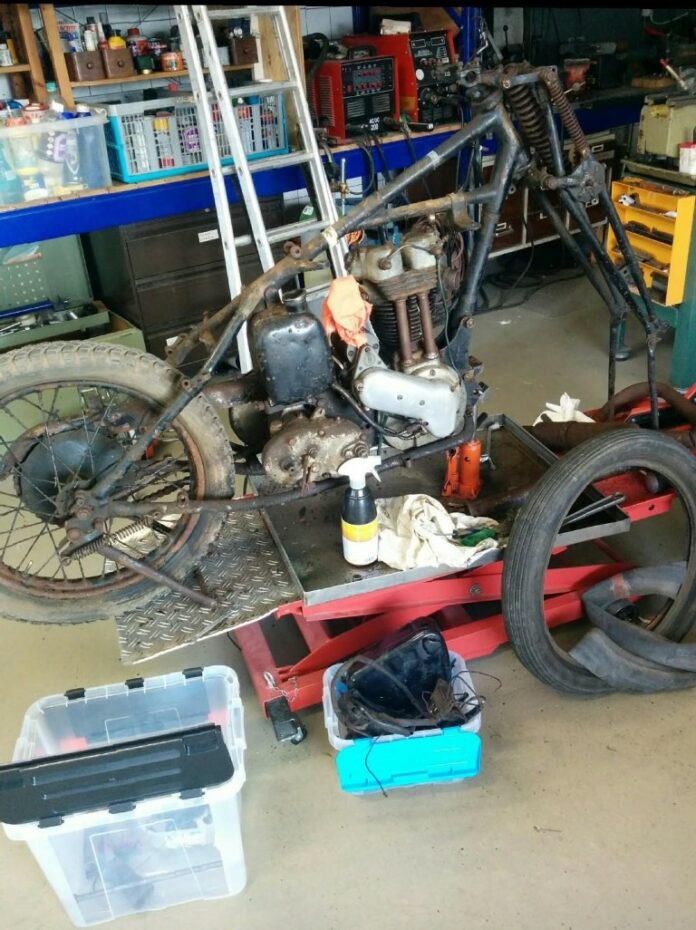 Ariel - Barn find herstellen naar origineel - Bikerbook