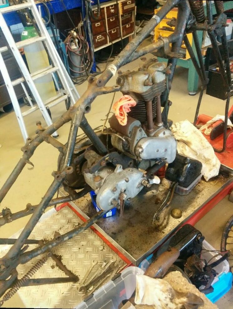 Ariel - Barn find herstellen naar origineel - Bikerbook